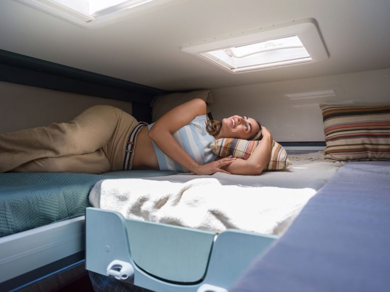 Laika Kosmo L 105: Rundsitzgruppe und zwei Doppelbetten auf 5,99m